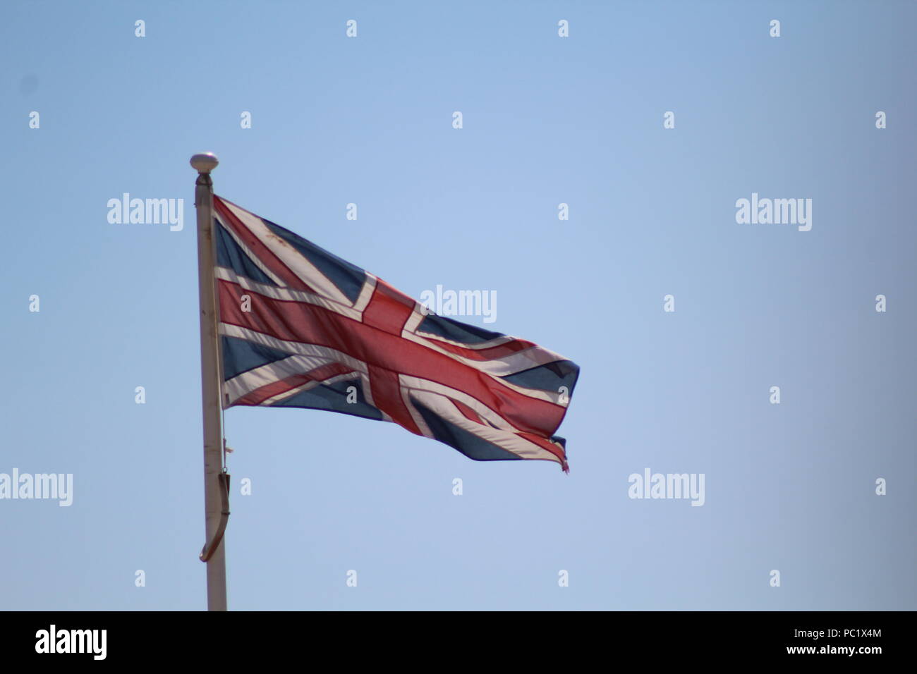 Clear blue summer sky union jack hi-res stock photography and images ...