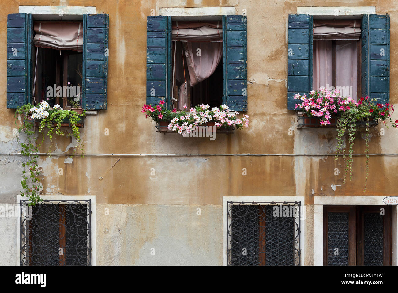 Venetian shutters hi-res stock photography and images - Alamy