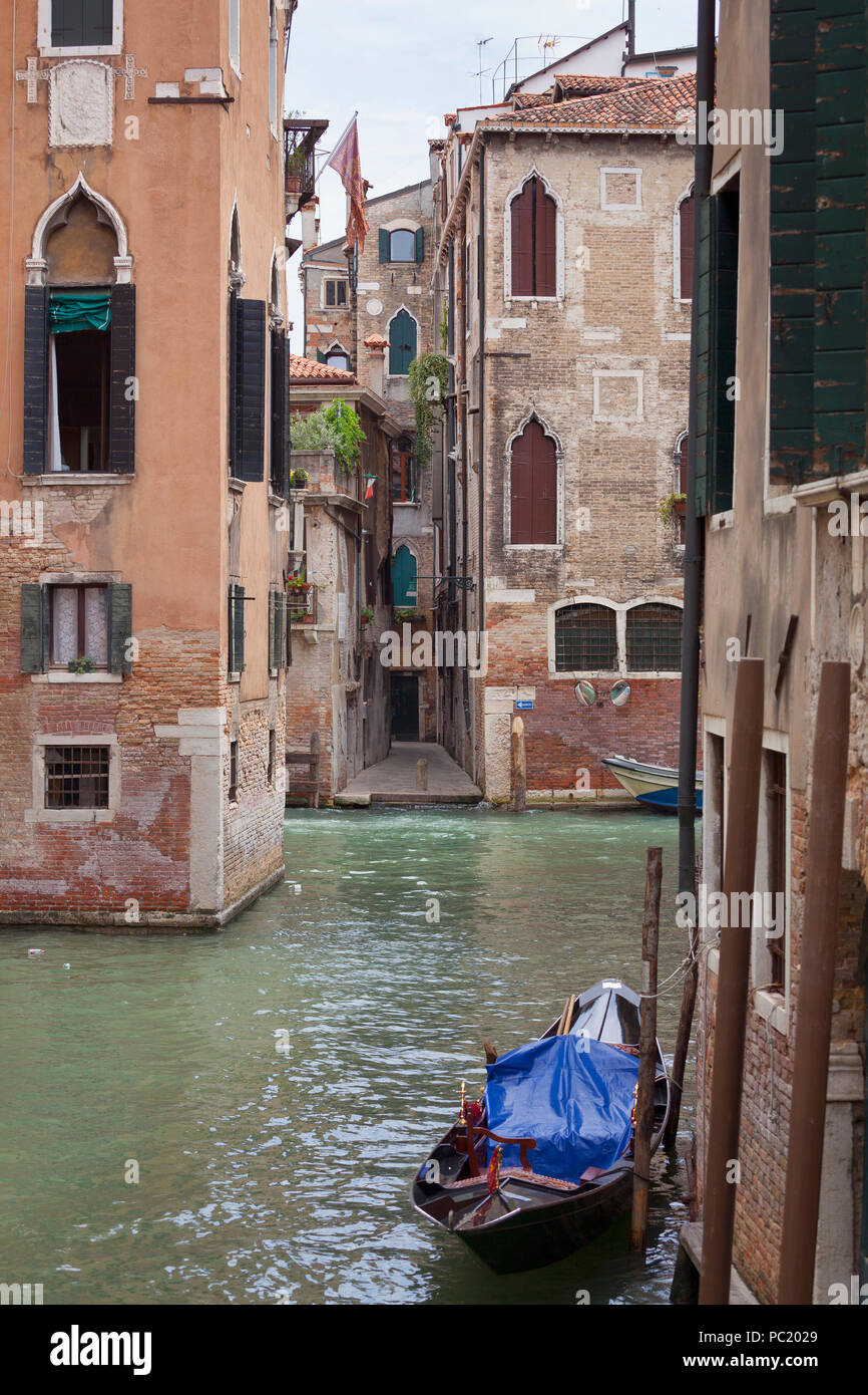 Venice moored gondola hi-res stock photography and images - Alamy