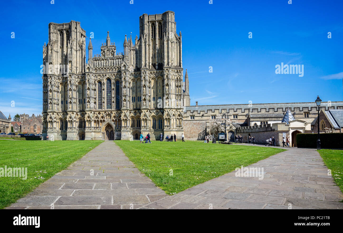 Medieval wells cathedral hi-res stock photography and images - Alamy