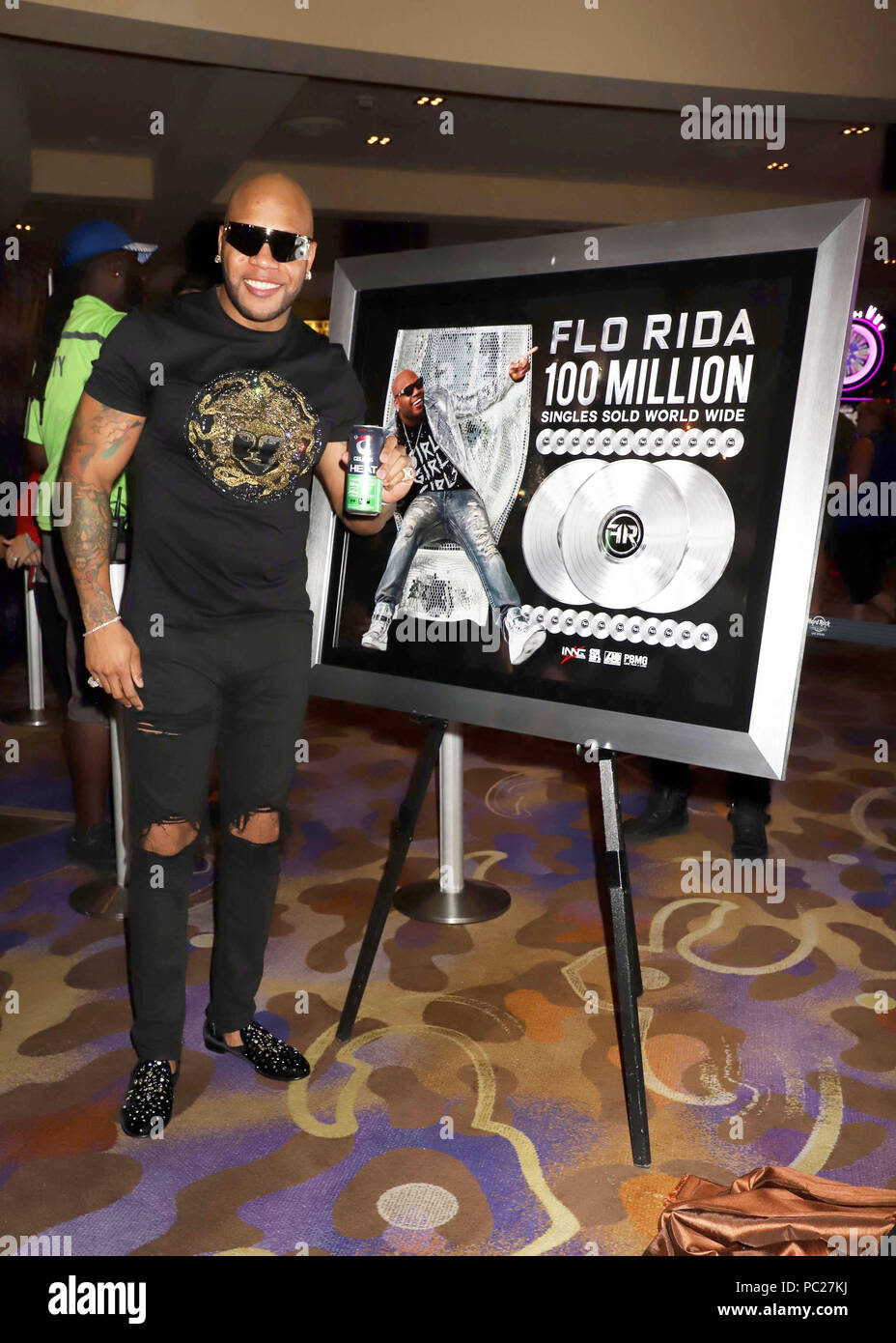 Performer Flo Rida unveils personalized memorabilia case at Hard Rock ...