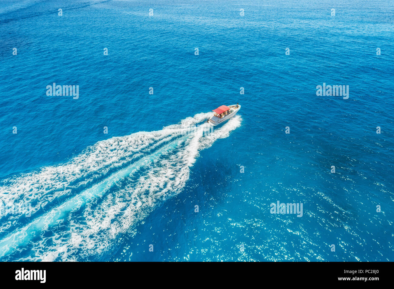 Floating boat hi-res stock photography and images - Alamy