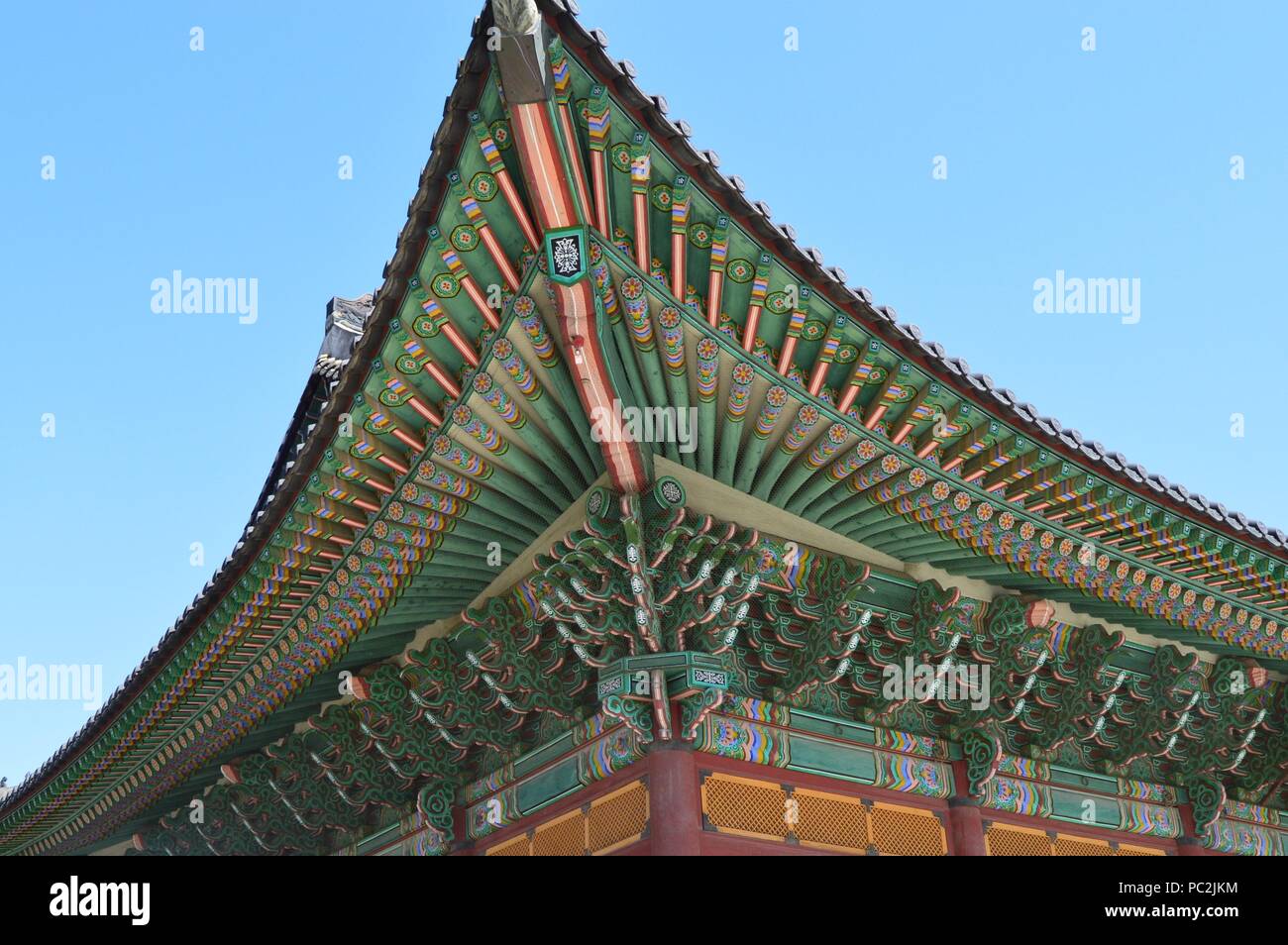 Detail of traditional korean roof hi-res stock photography and images ...