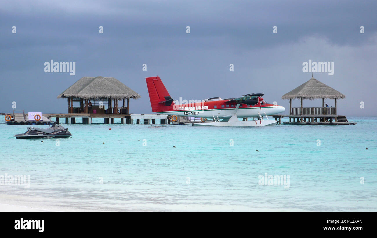 Transport plane storm hi-res stock photography and images - Alamy