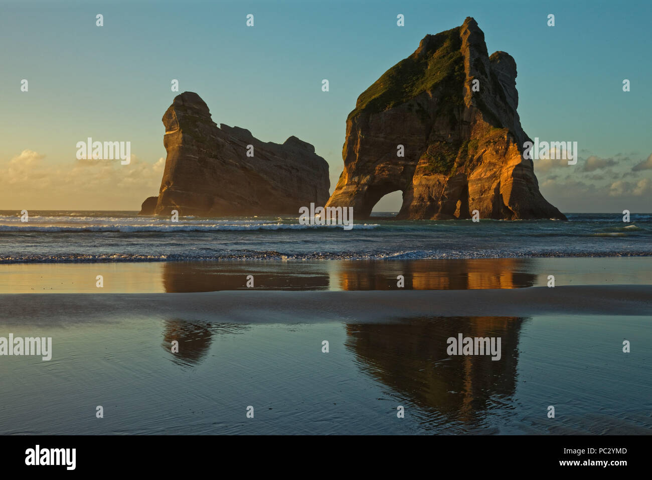 The archway rock at Wharariki Beach, Golden Bay, New Zealand Stock Photo - Alamy