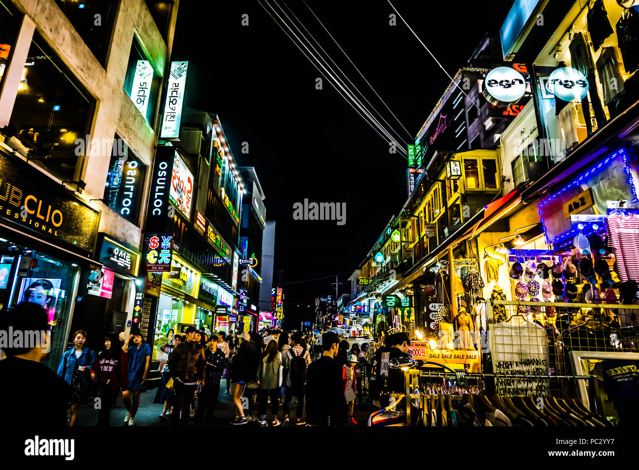 Seoul street night shopping hi-res stock photography and images - Alamy