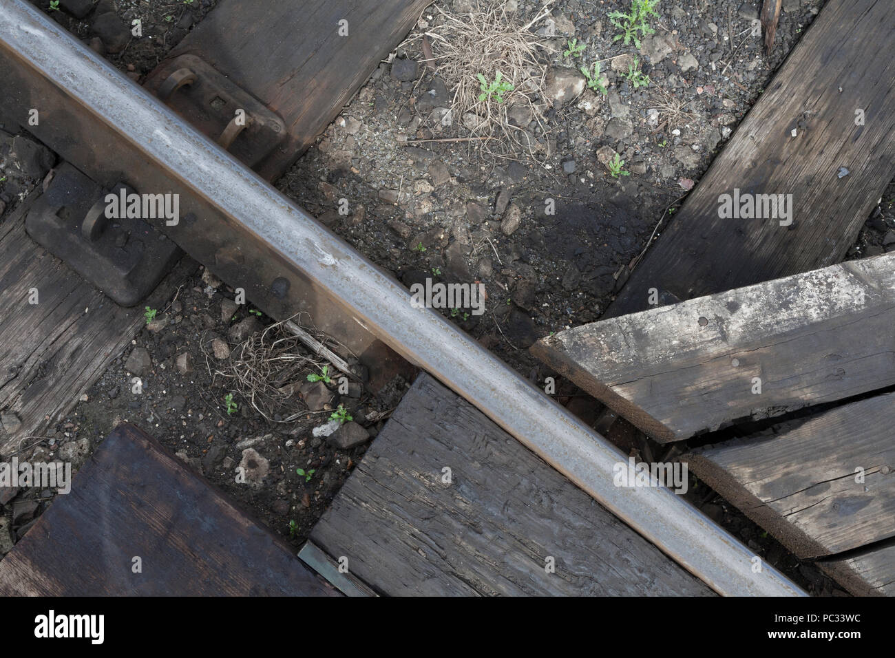 Railway Track Timber sleepers meeting at a diagonal Stock Photo - Alamy