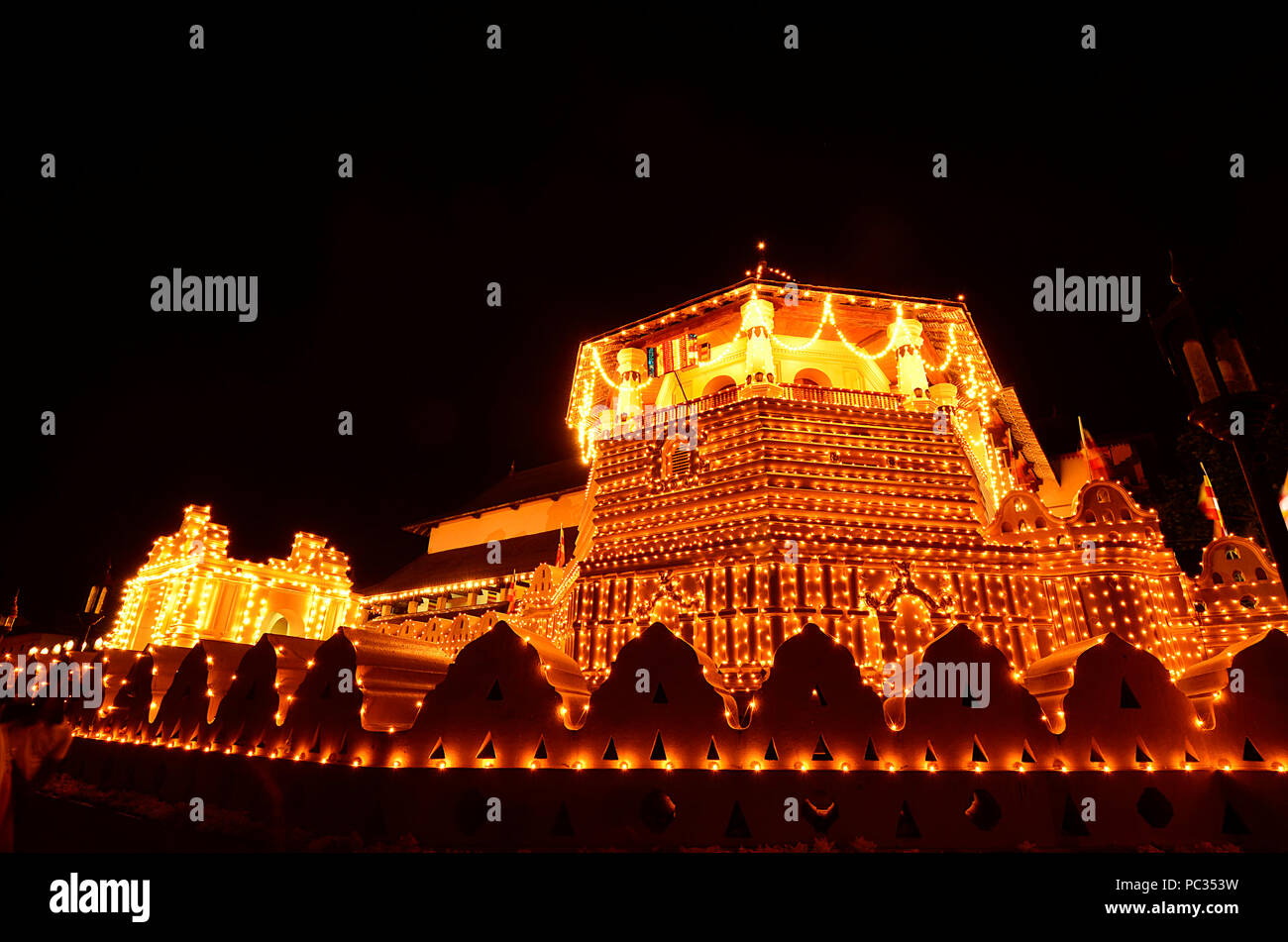 Temple of the tooth night kandy hi-res stock photography and images - Alamy