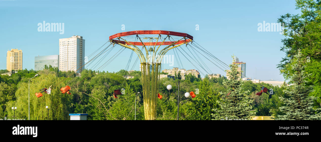 attractions in spring city Park - blooming flower and trees, bright ...