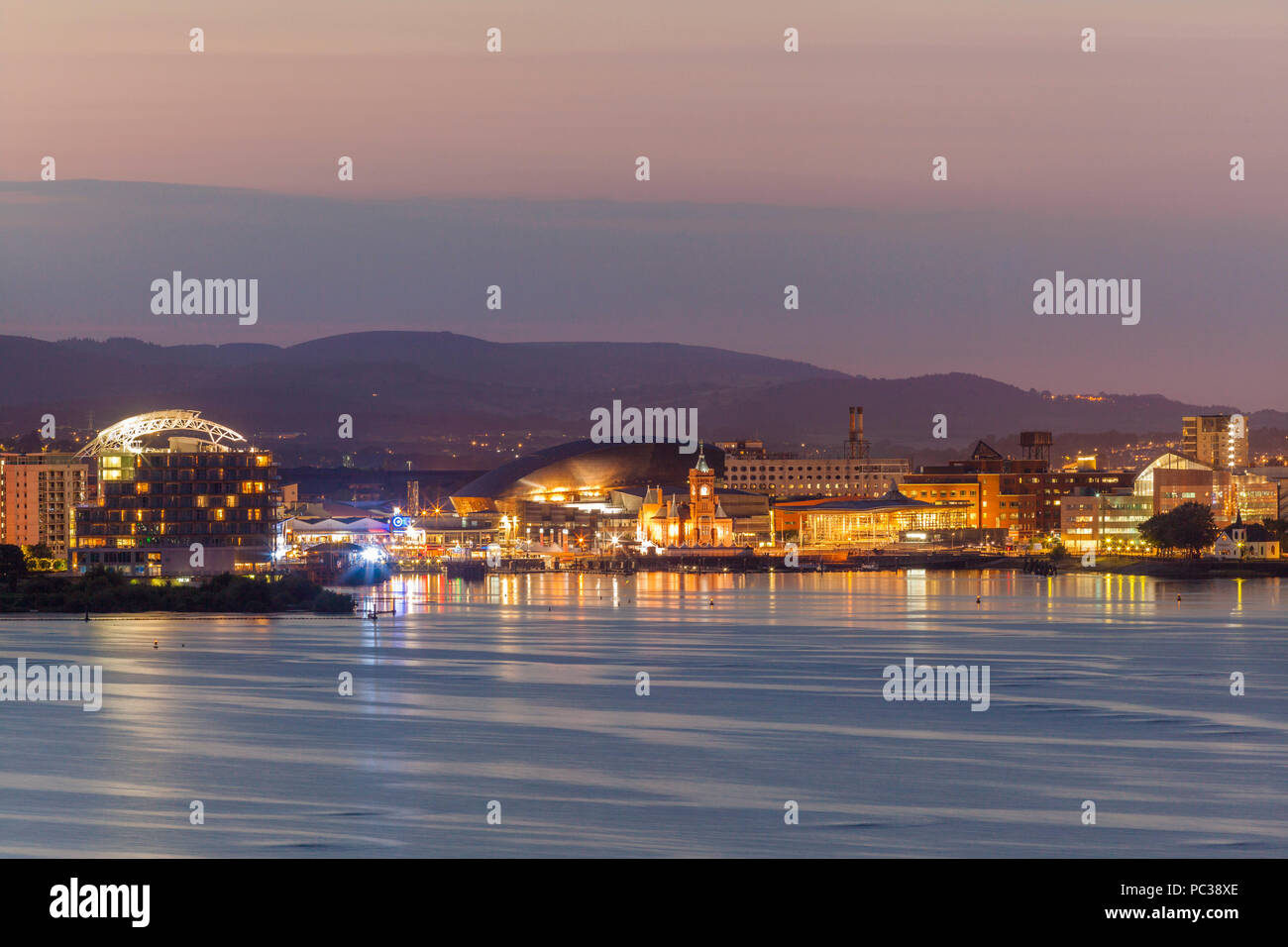 Cardiff marina sunset hi-res stock photography and images - Alamy