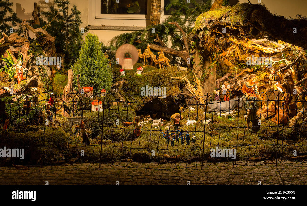 Outdoor nativity scene hi-res stock photography and images - Alamy