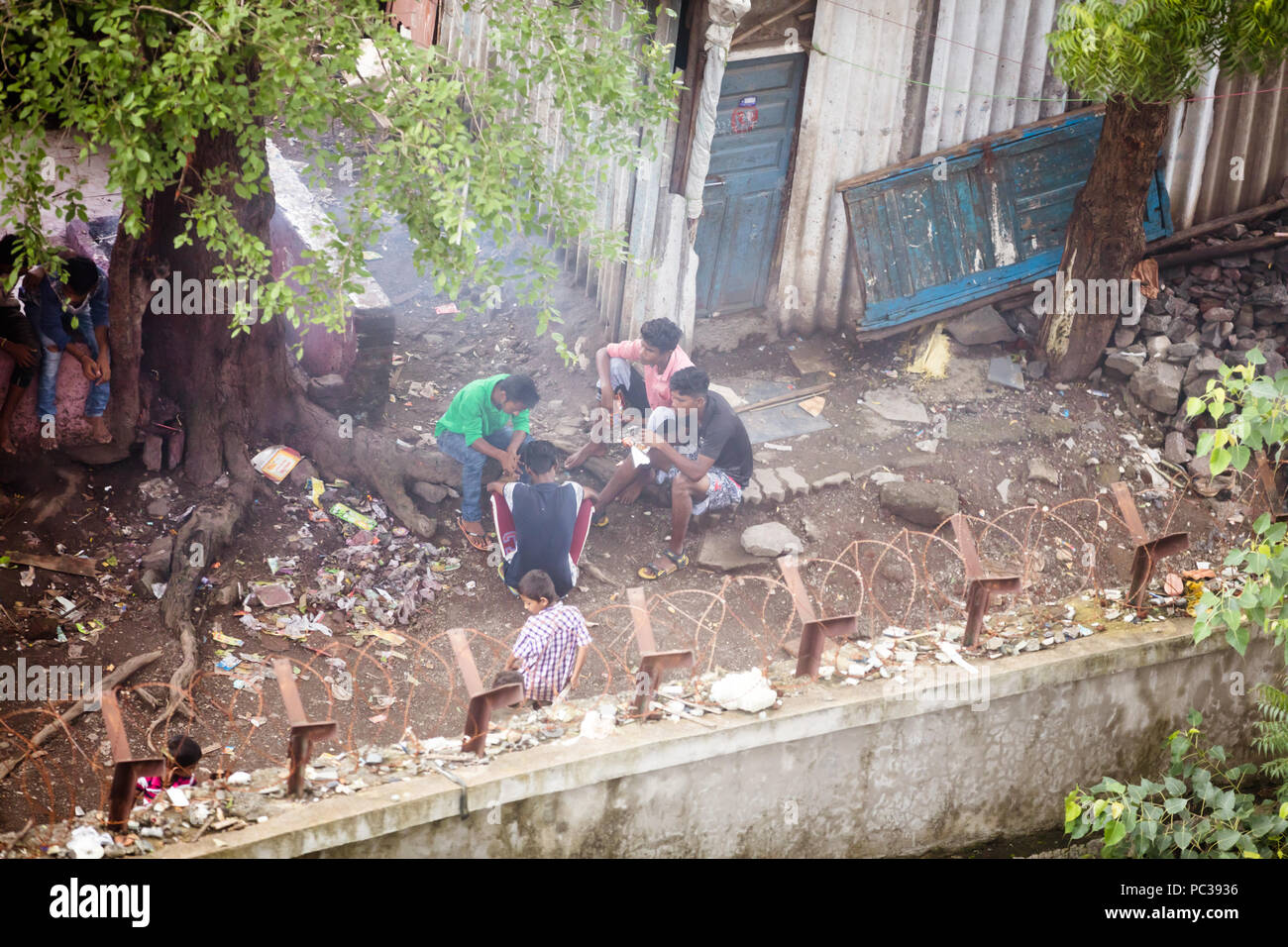 India slum dirty water hi-res stock photography and images - Alamy