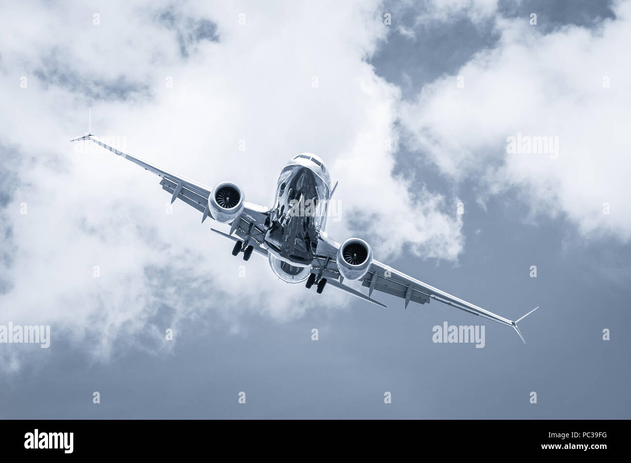 Airliner landing in cross wind hi-res stock photography and images - Alamy