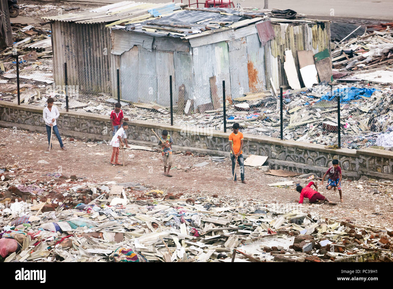 India slum dirty water hi-res stock photography and images - Alamy
