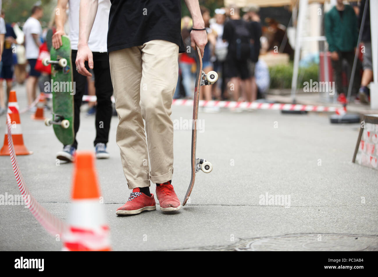 Recreation skateboard boy hands hi-res stock photography and images - Alamy