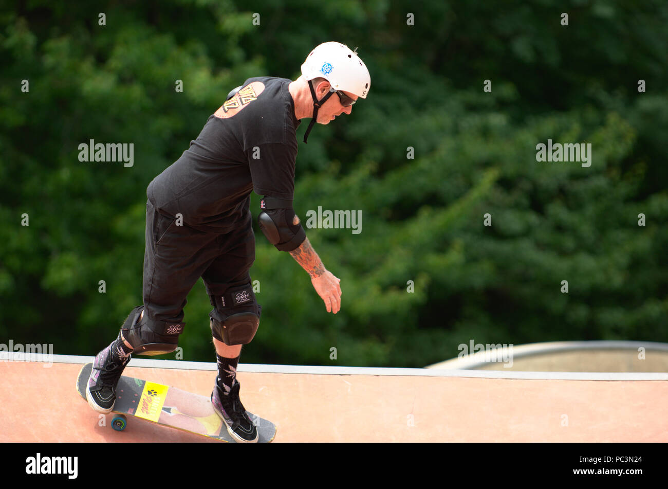 Man practicing skateboard in park hi-res stock photography and images ...