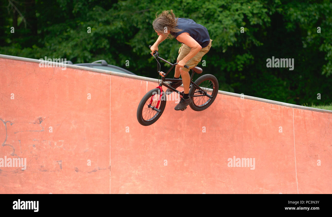 Man riding bike doing balance hi-res stock photography and images - Alamy