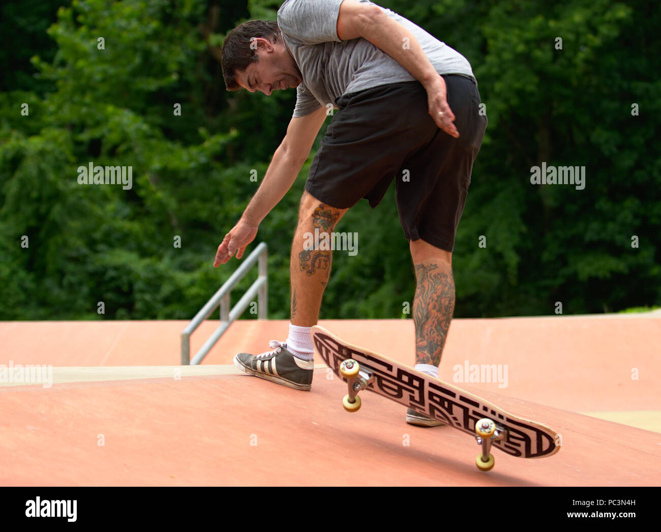 30+ adult almost falling on skateboard Stock Photo - Alamy