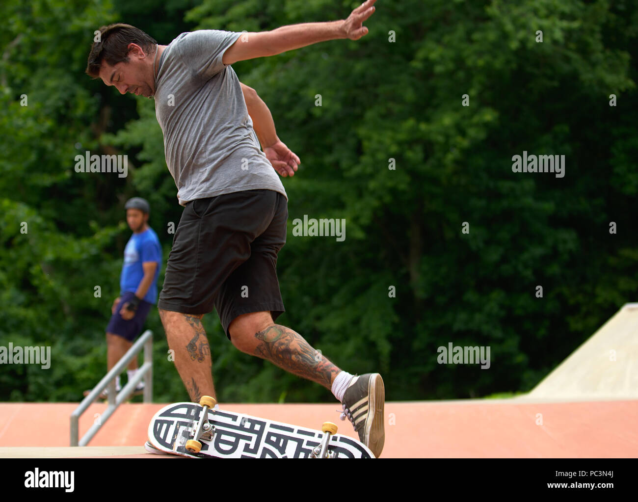 30+ adult falling off skateboard Stock Photo - Alamy