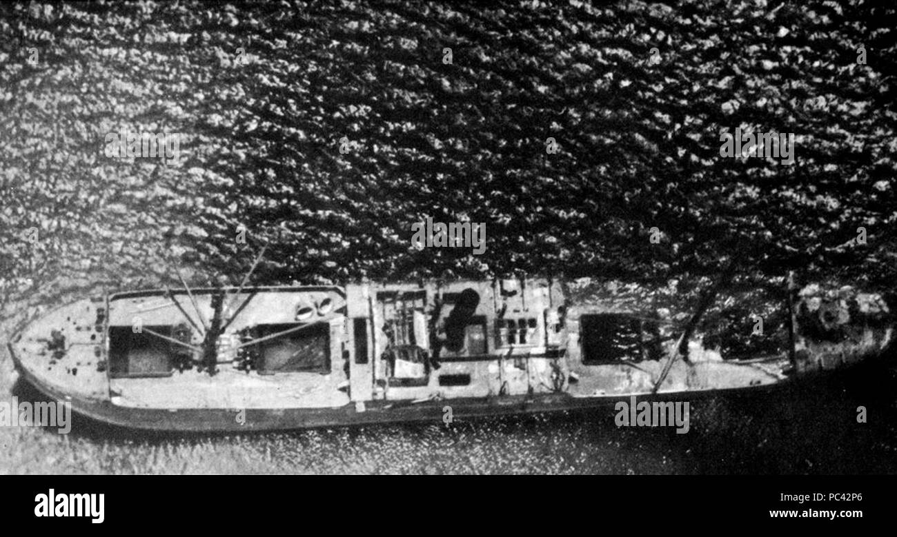 Sinking freighter hi-res stock photography and images - Alamy