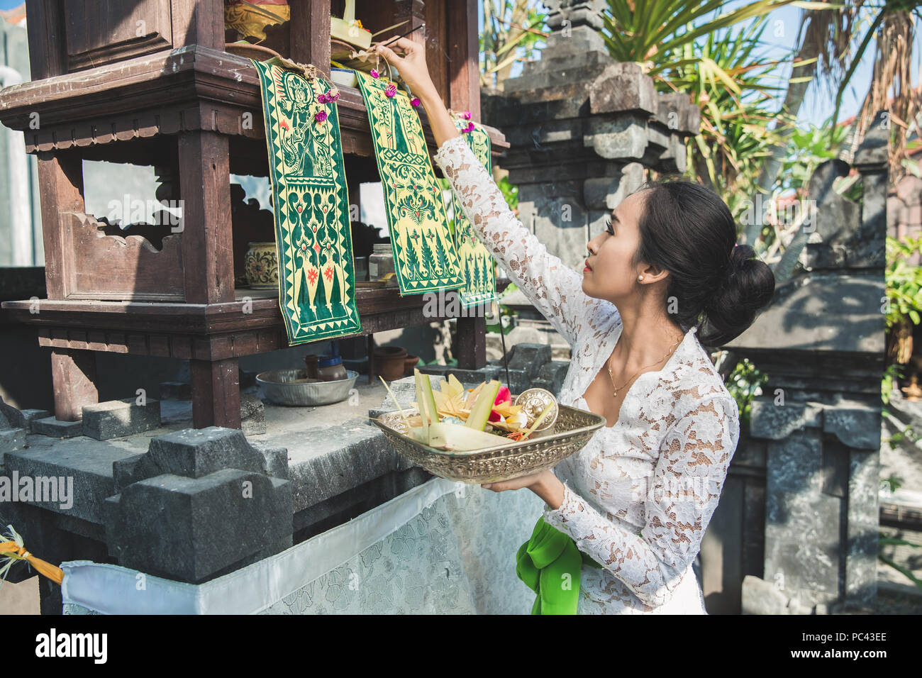 balinese woman doing ritual offering canang sari and praying at Stock ...