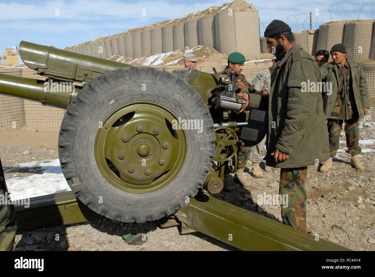Afghan soldeirs prepare to fire a D-30 122 mm howitzer Stock Photo - Alamy