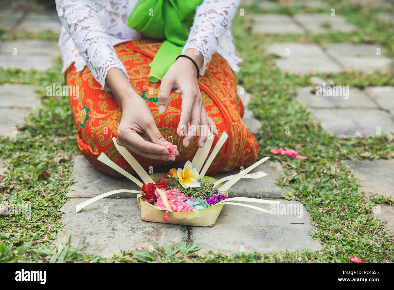 balinese woman doing ritual offering canang sari and praying at Stock ...