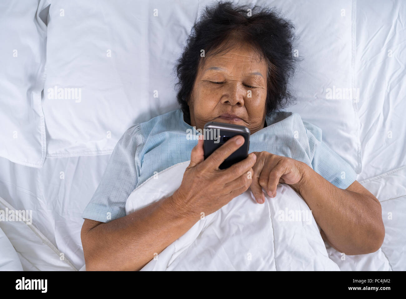 Senior patient using smartphone hi-res stock photography and images - Alamy