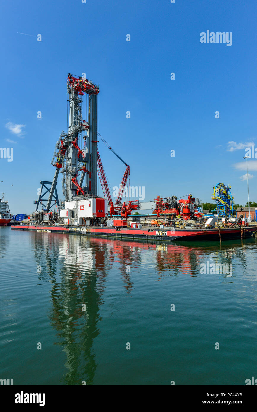 Pipe laying ship hi-res stock photography and images - Alamy