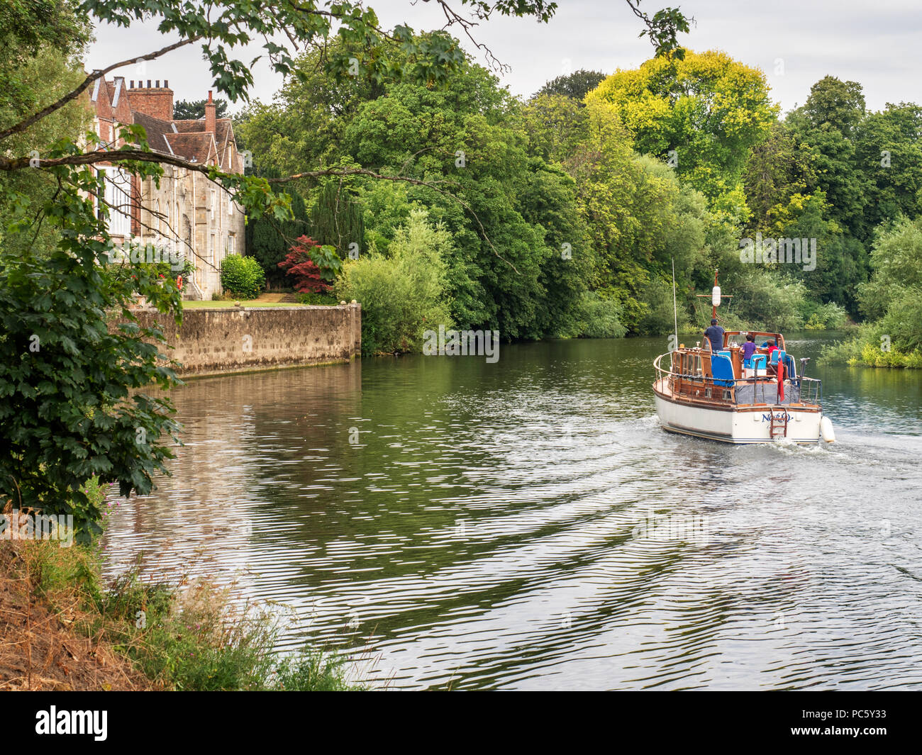 Riverboat house uk hi-res stock photography and images - Alamy