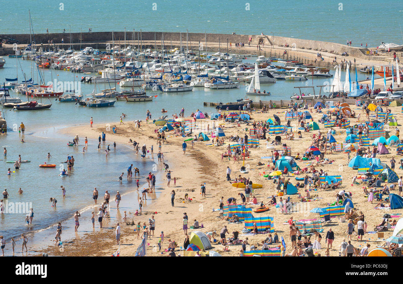 Summer 1976 uk heatwave sunbathing hi-res stock photography and images ...