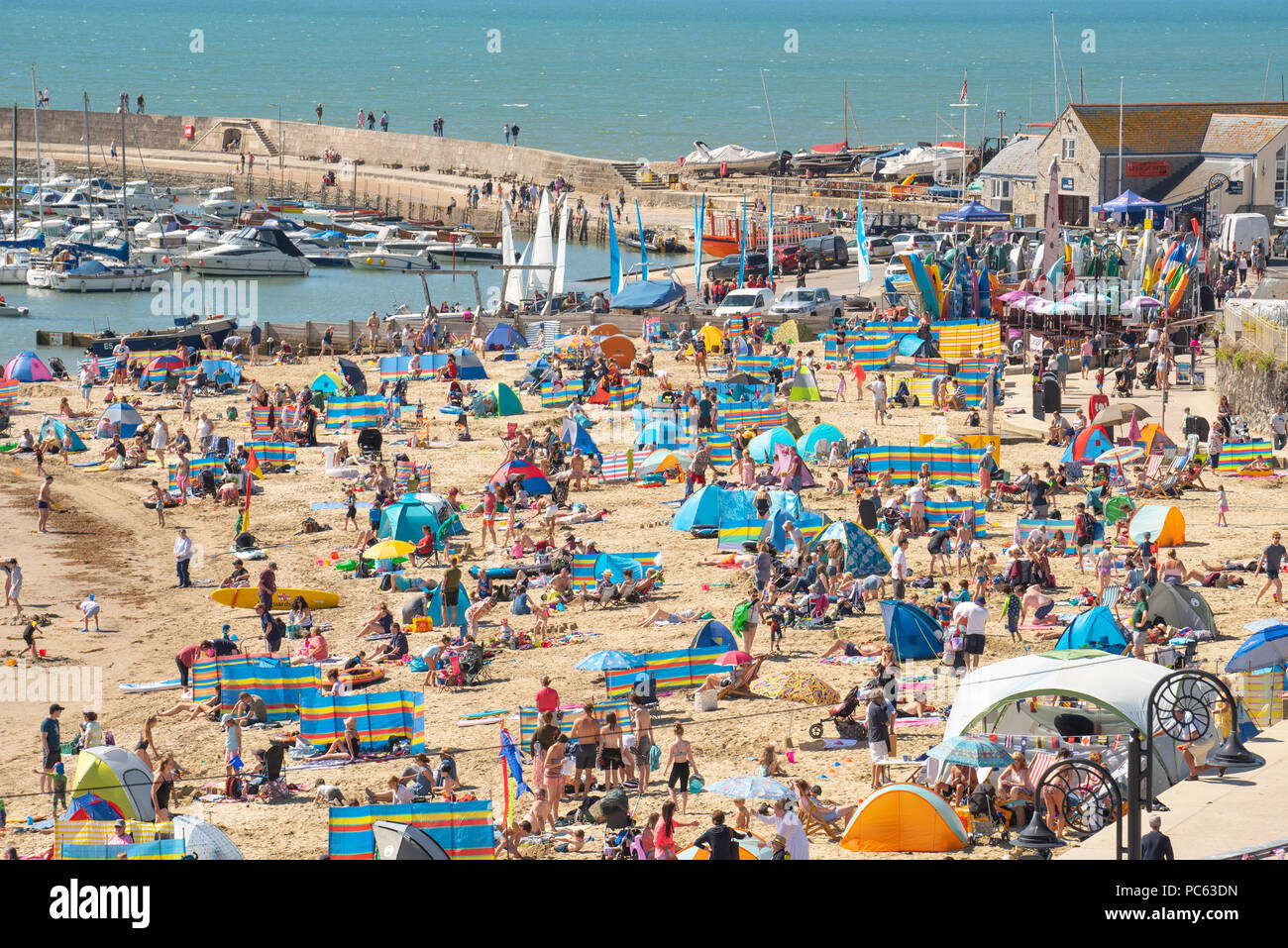 Summer 1976 uk heatwave sunbathing hi-res stock photography and images ...