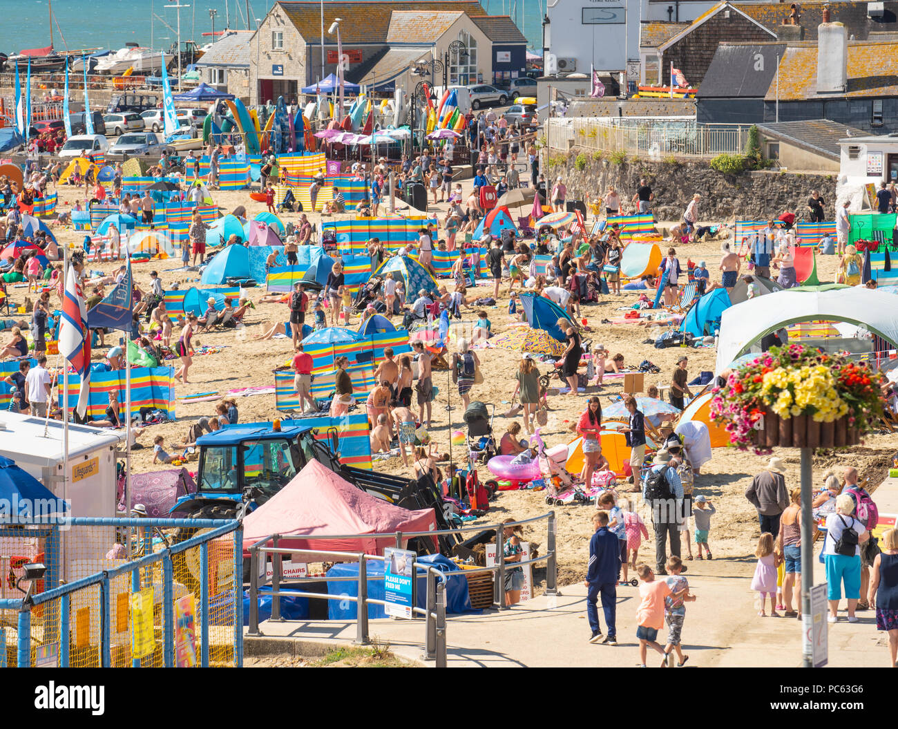 Summer 1976 uk heatwave sunbathing hi-res stock photography and images ...