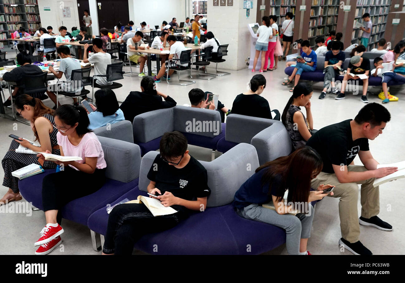 (180731) -- ZHENGZHOU, July 31, 2018 (Xinhua) -- People read books in ...