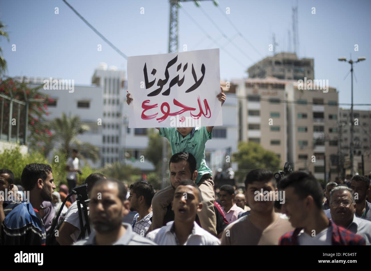 Gaza, Gaza Strip, Palestine. 31st July, 2018. A child seen holding a ...