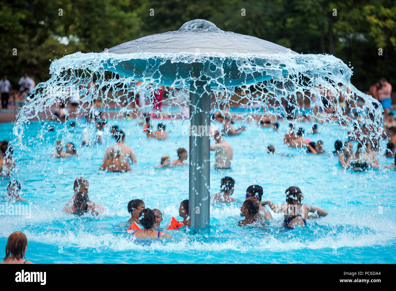 Berlin, Germany. 01st Aug, 2018. Swimmers are standing under a water ...