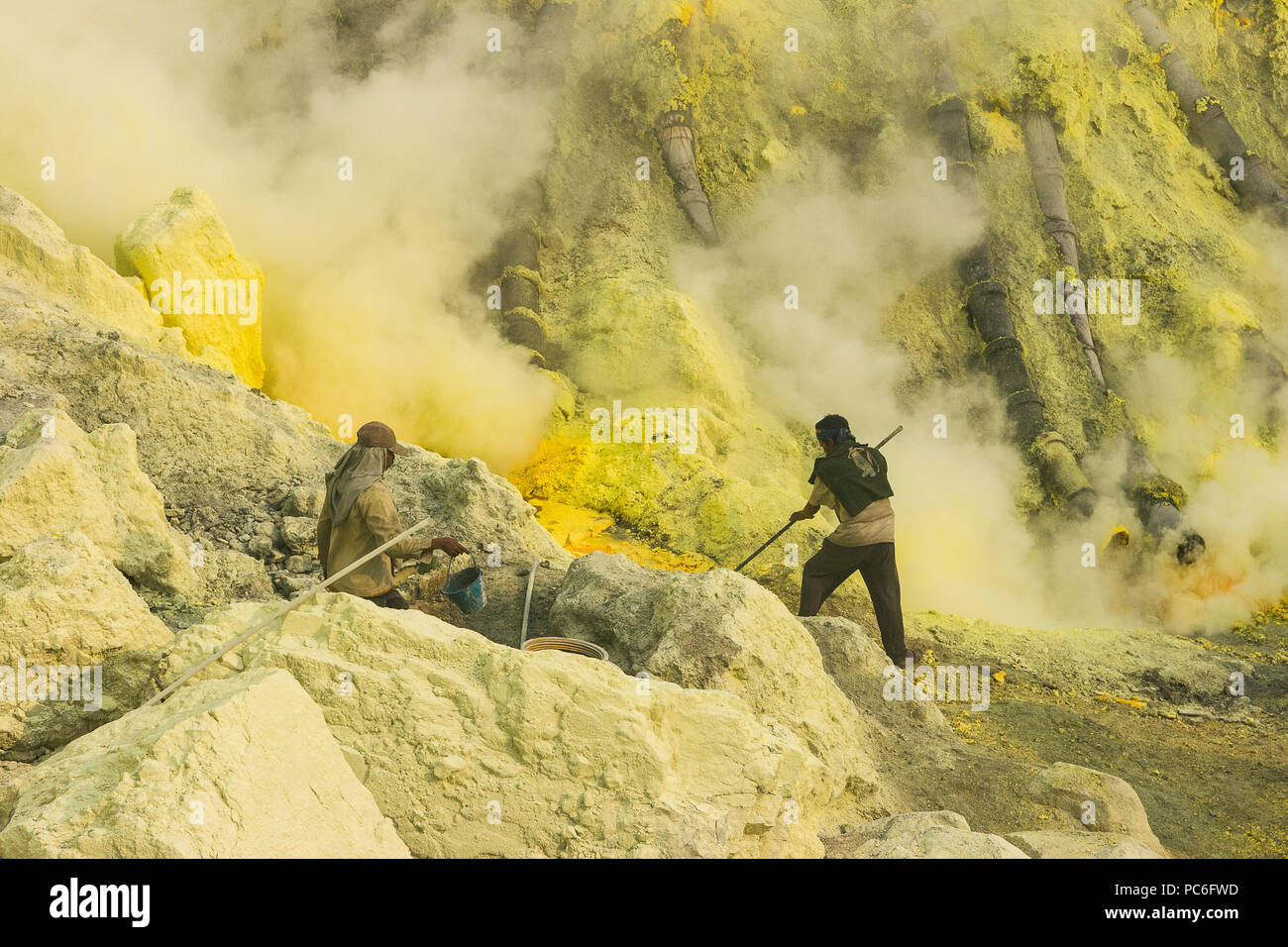 Sulfur crater hi-res stock photography and images - Alamy
