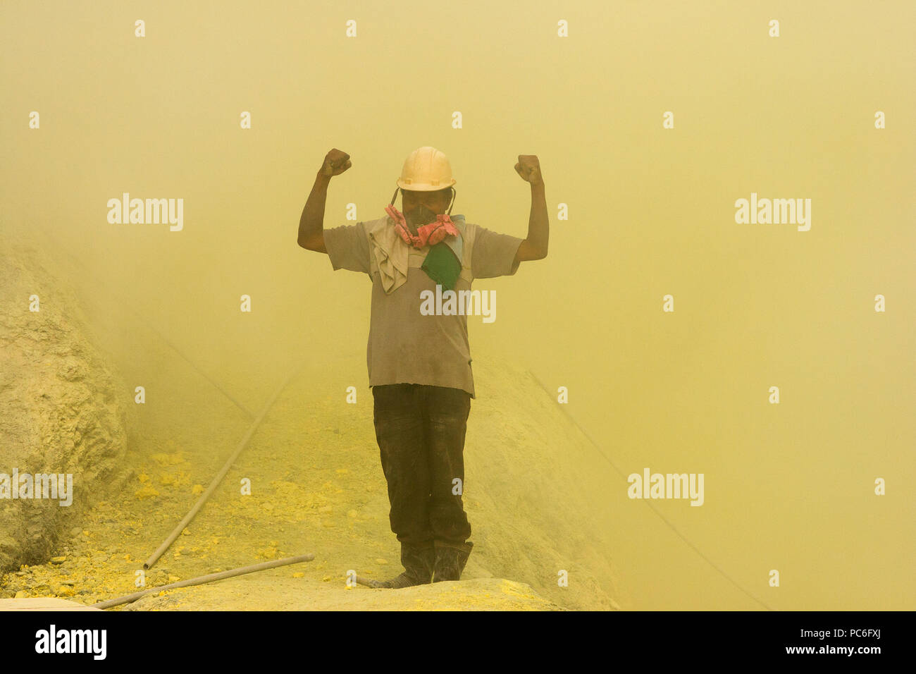 Baskets sulfur in ijen hi-res stock photography and images - Alamy