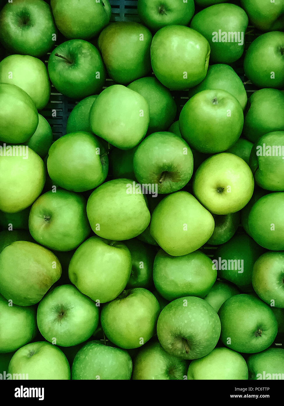 Apples Top view Pattern with fresh green apples on the market counter ...