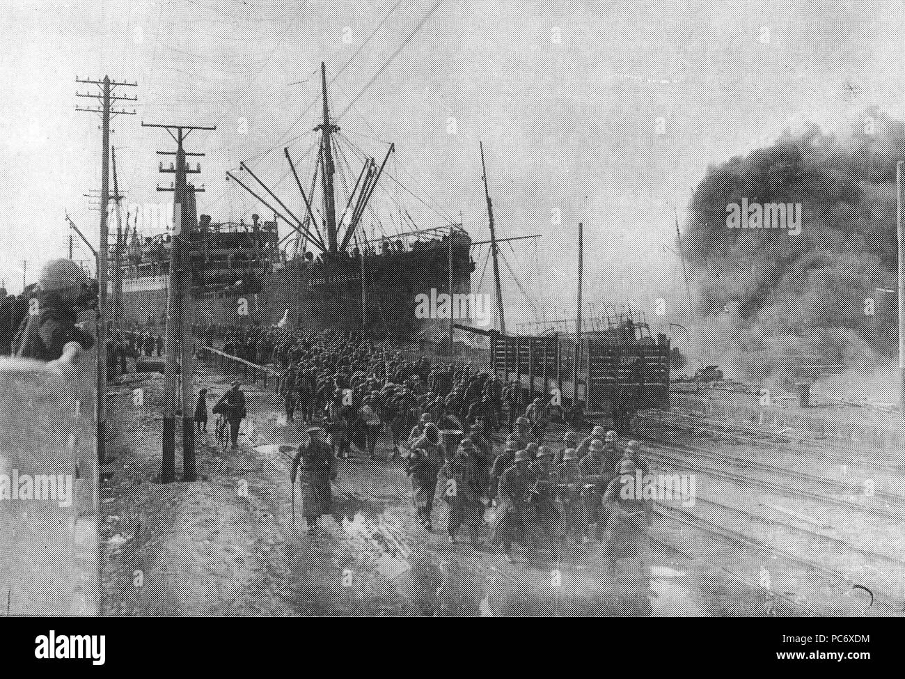 Soldiers base defense operations Black and White Stock Photos & Images ...