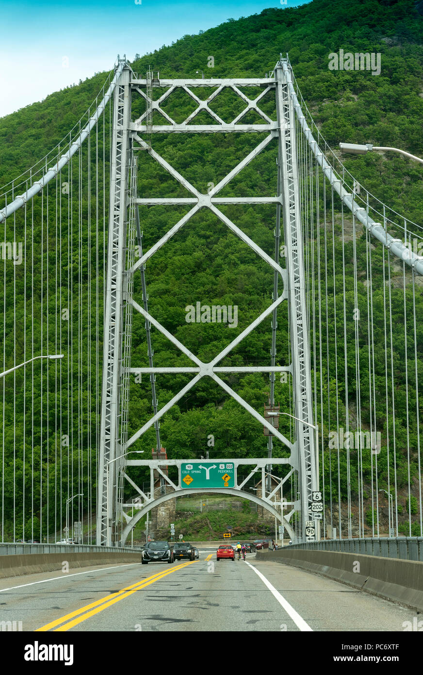 Bear Mountain suspension bridge, New York State, USA Cars inline to pay ...