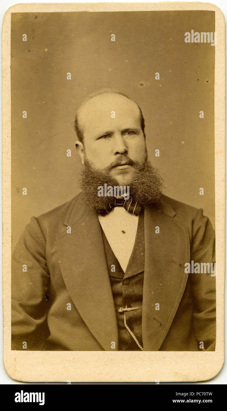 32 Ernest Pogorelc - Dopasni portret moža Stock Photo - Alamy