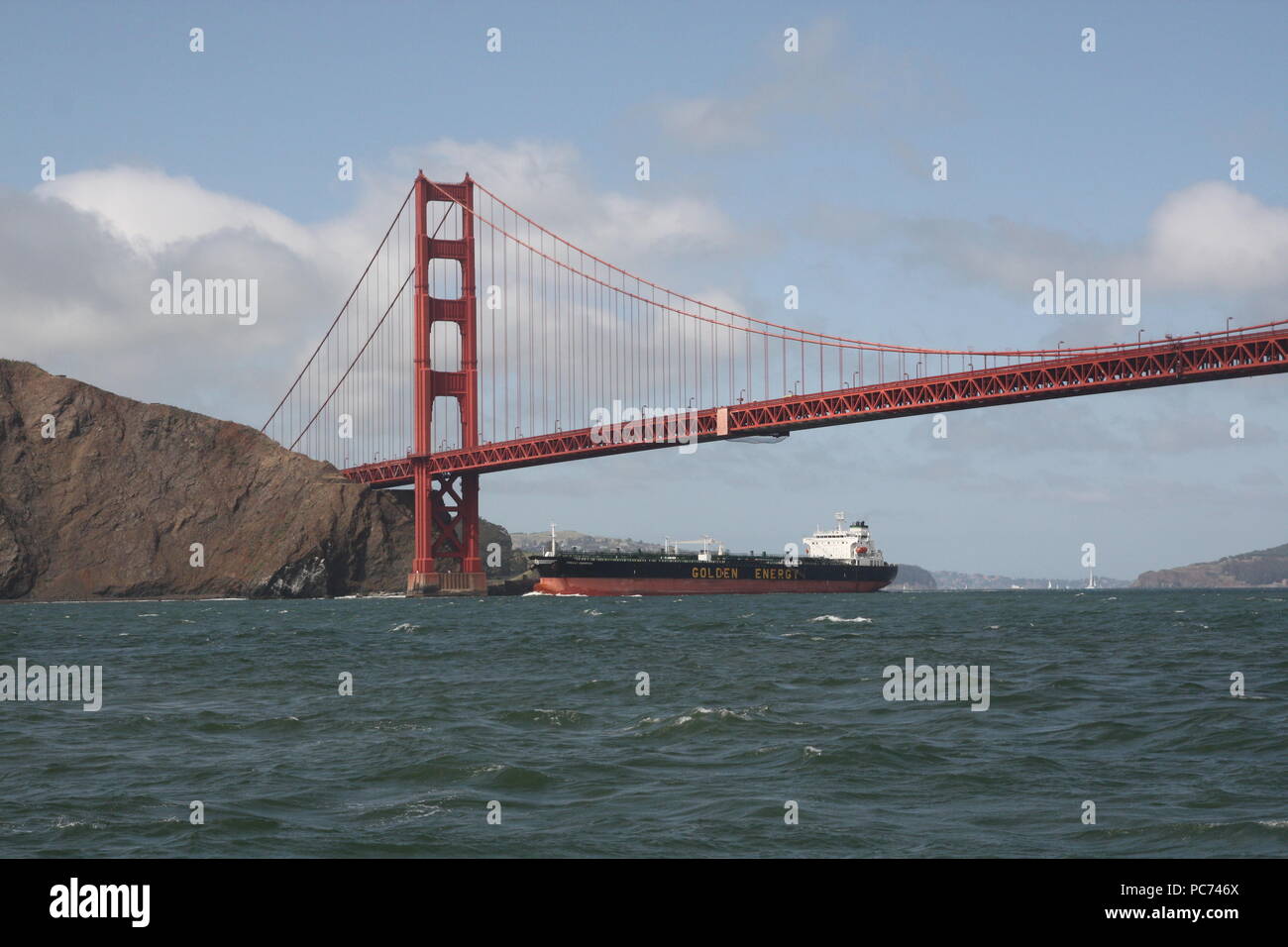Cargo ship and golden gate bridge hi-res stock photography and images ...