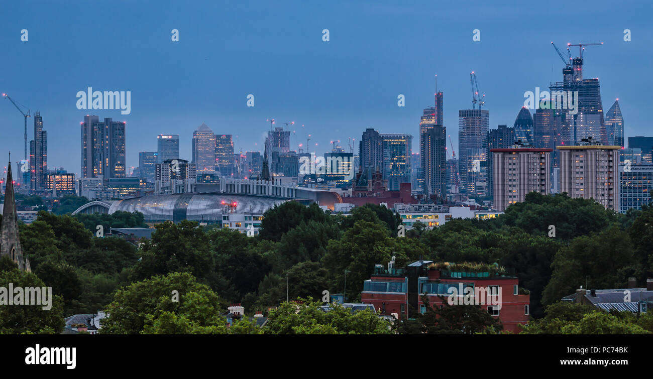 London skyline blue sky hi-res stock photography and images - Alamy