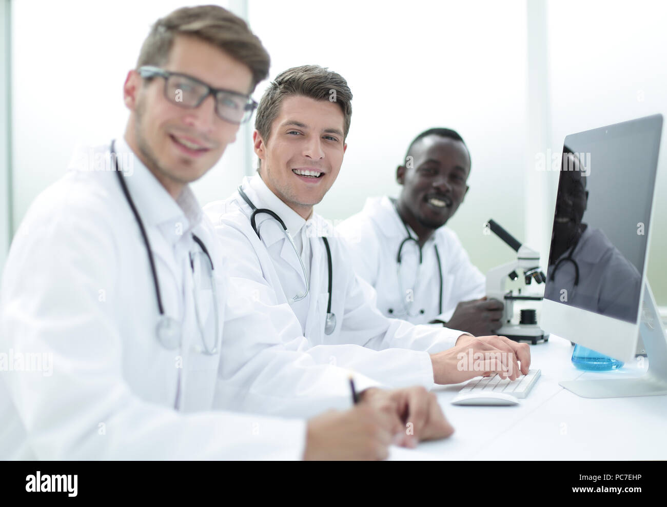 Team doctors sitting laboratory hi-res stock photography and images - Alamy