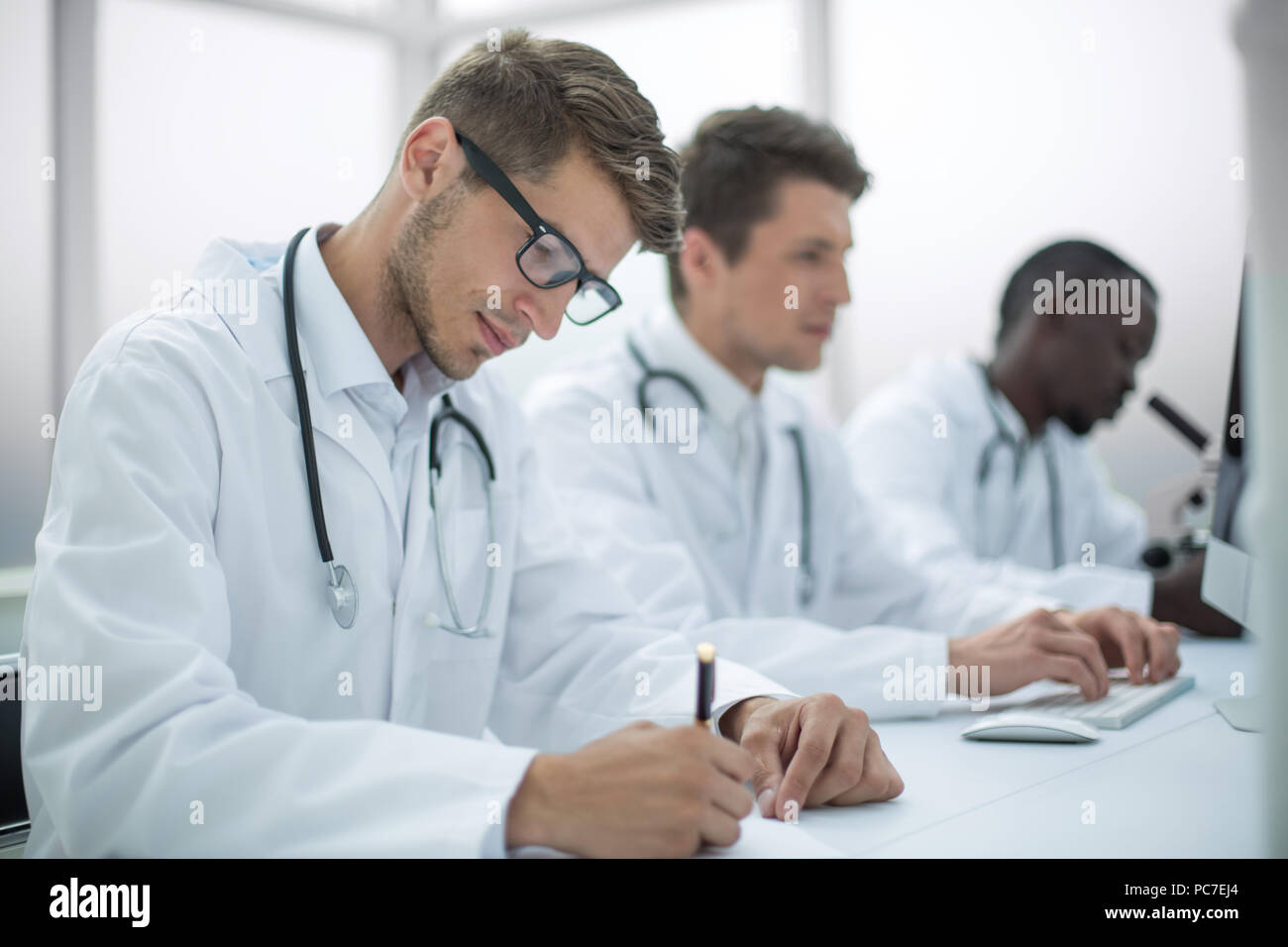 group of doctors conducting laboratory studies Stock Photo - Alamy