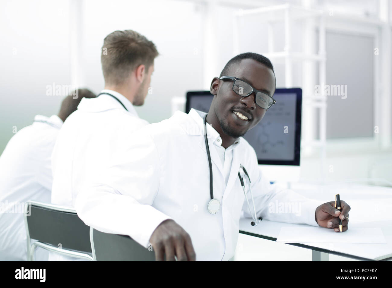 Team doctors sitting laboratory hi-res stock photography and images - Alamy