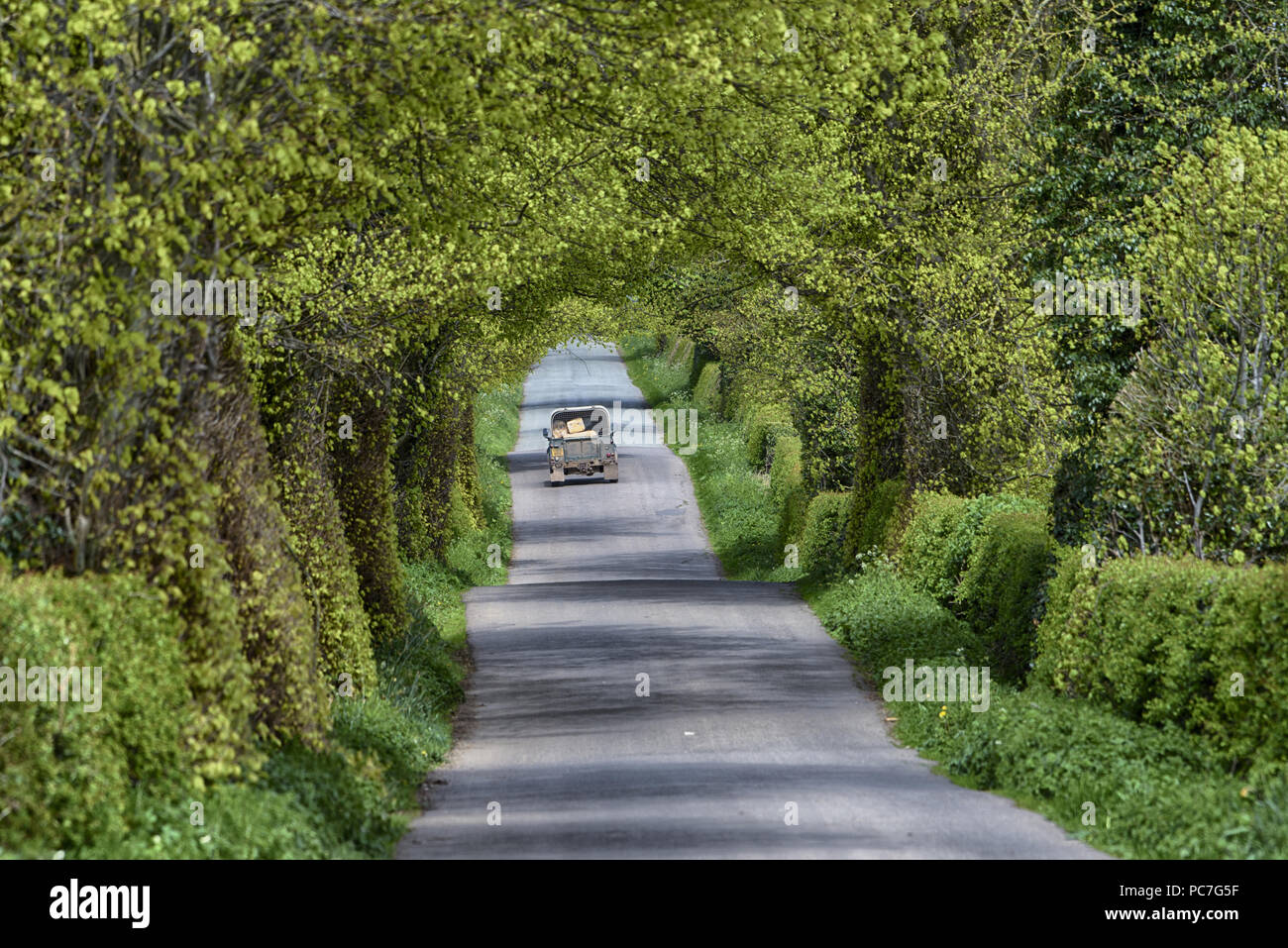 Farm land rover hi-res stock photography and images - Alamy