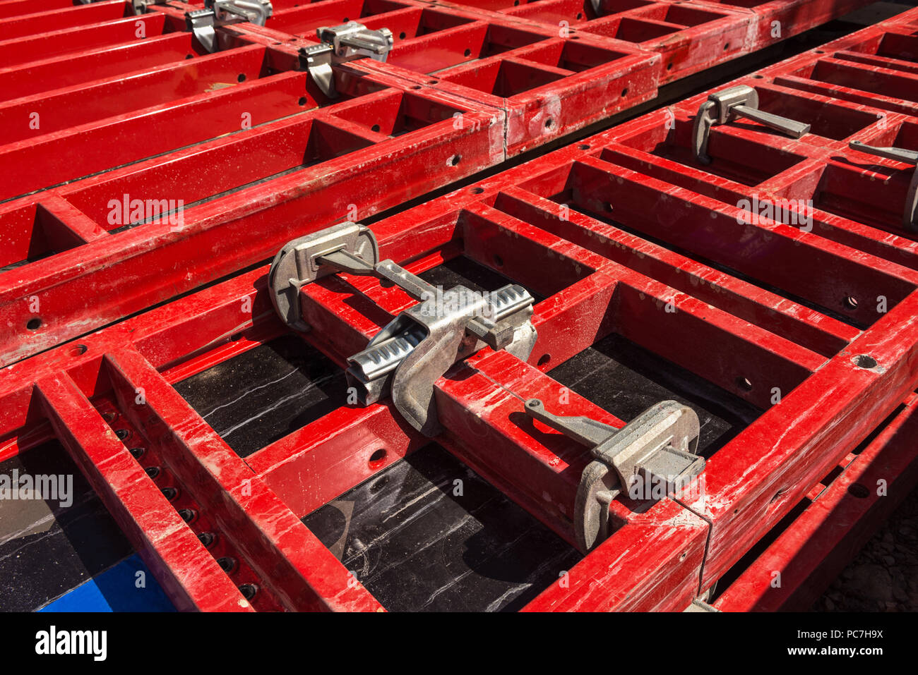 Mounting scaffolding hi-res stock photography and images - Alamy