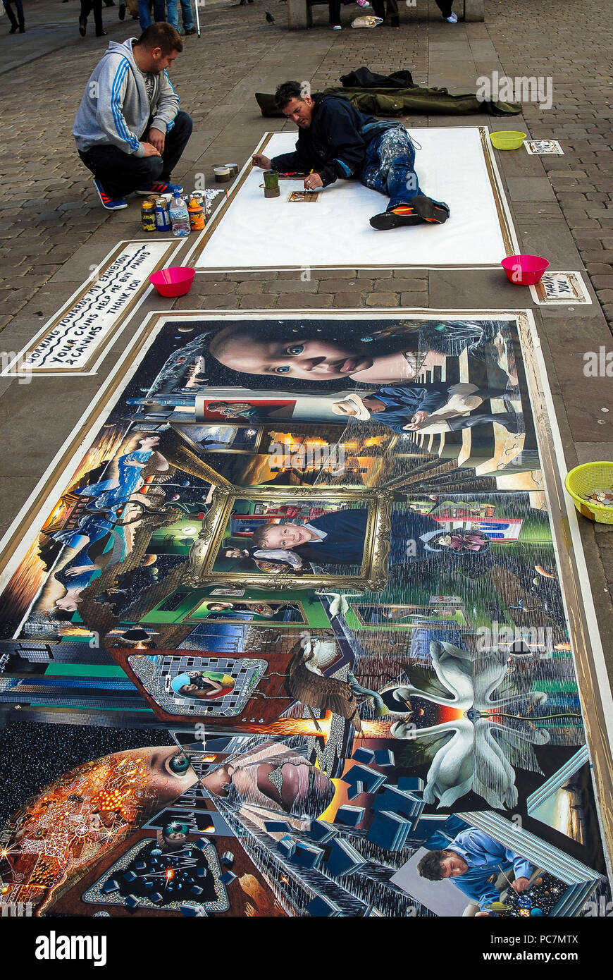 England Manchester, Street Artist Stock Photo - Alamy